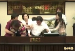 南市議會衝突 綠質疑攻擊女議長、藍批違民意 | 新聞總覽 | ctzntalk- 分享市民的大小事
